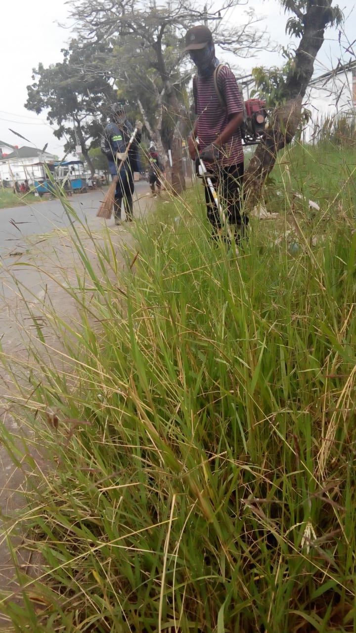 BABAT RUMPUT DI JALAN ACHMAD DJUNAID - Dinas Pekerjaan Umum dan ...